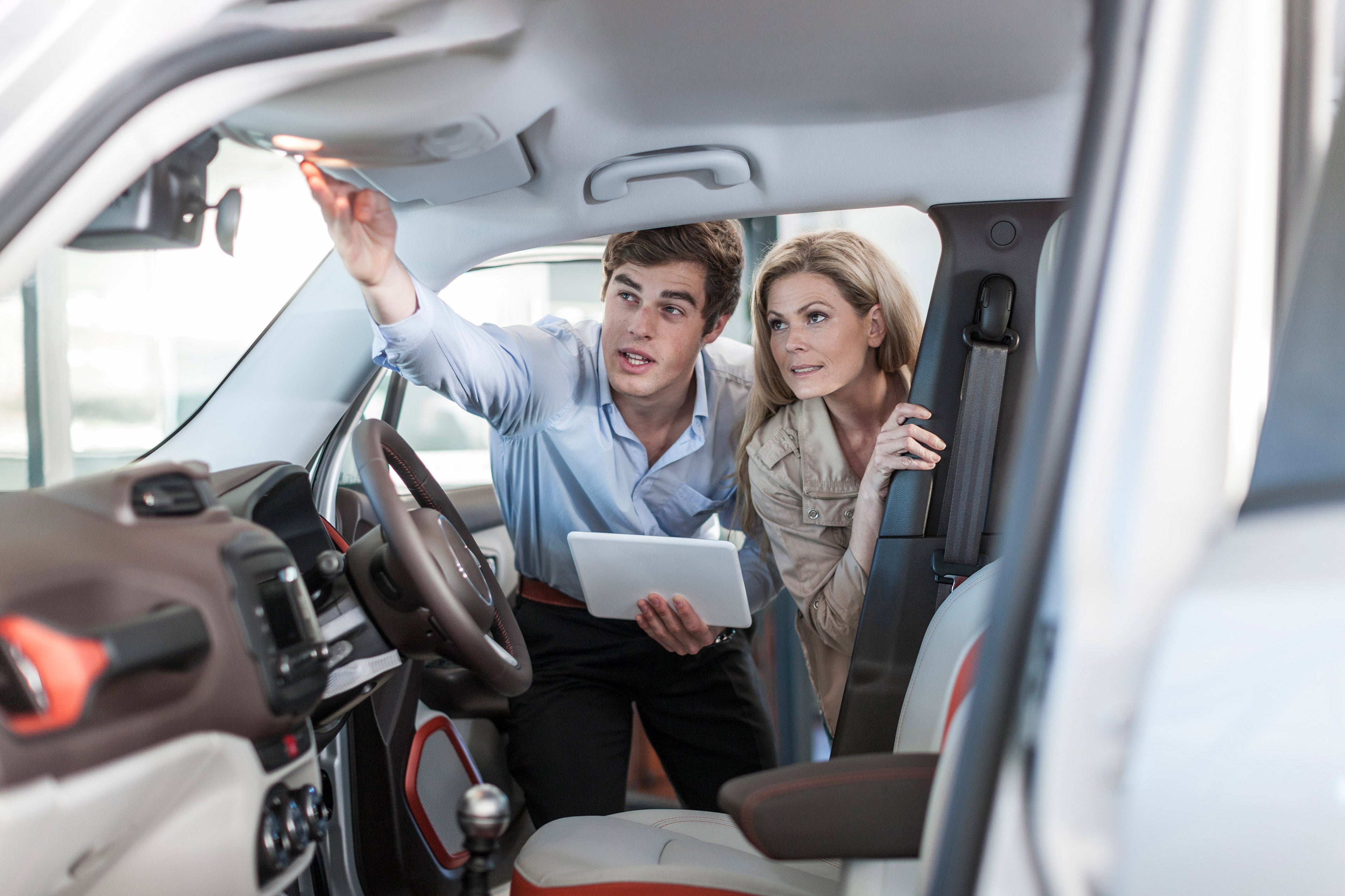 Autohandel im Jahr 2025: Warum nur die Hälfte der Händler überlebt | EY ...