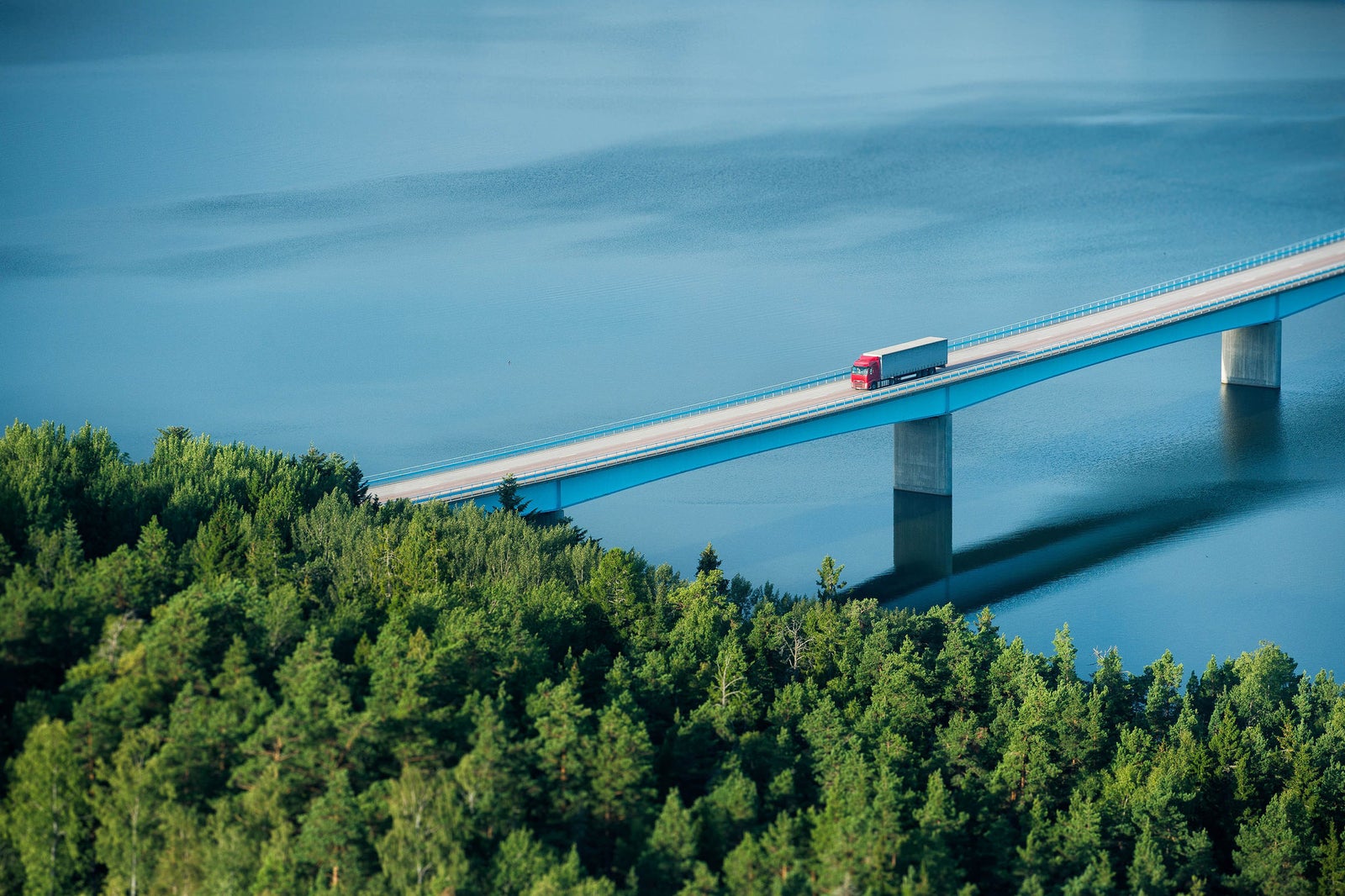 How carve-outs prepared Daimler AG for the future | EY - Global